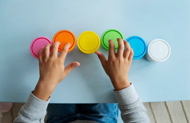 【Aprendiendo Colores: 7 Ideas de Juegos para Enseñar a los Niños】Kiddus